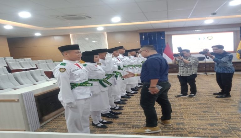 Rektor UHO Prof. Armid Kukuhan Paskibraka Tahun 2025 – topiksultra.com
